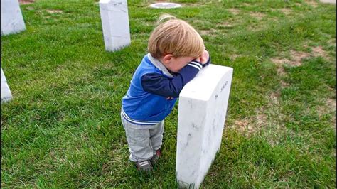 پسر بر سر قبر مادرش گریه می کند و می گوید مرا با خودت ببر سپس یک