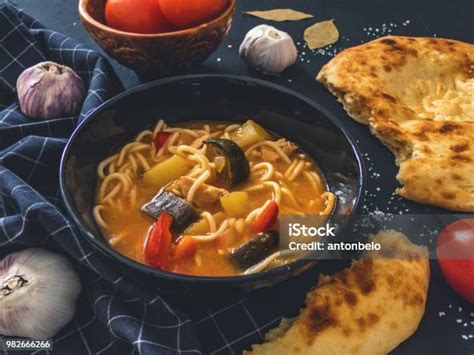 전통적인 아시아 접시는 Lagman 이다 아시아 Flatbread 준비한 마늘 토마토 국수 고추 가지 감자 양파 맛 있는 음식 검정색 배경 가지 채소에 대한 스톡 사진 및