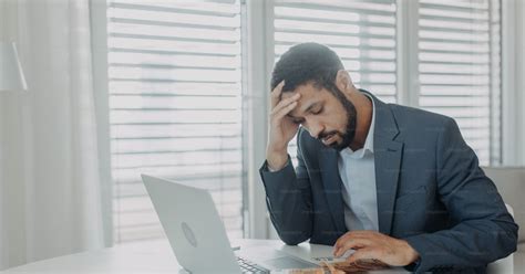 사무실 책상에서 컴퓨터로 일하는 유로 돈을 세는 우울한 사업가 인플레이션 개념 사진 Unsplash의 책상 이미지