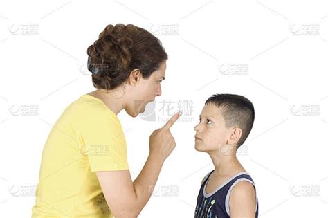 小男孩被妈妈骂了一顿