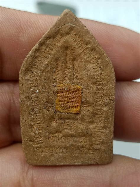 D62 วัดใจ 50 พระขุนแผน หลวงพ่อเชิญ วัดโคกทอง 2541 เนื้อผงติดจีวรพระราชทาน สภาพสวย แท้ทัน Id