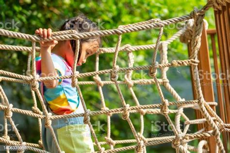 공원의 야외 놀이터에서 로프 그물을 등반하는 어린 아시아 소녀 4 5세에 대한 스톡 사진 및 기타 이미지 4 5세 건강한 생활방식 공원 Istock