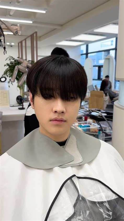 안녕하세요 🌟나를 빛나게해줄 스타일 🌟 백윤쌤 입니다 시그니처인 모류교정펌 을 통해 쏟아지는 머리와 죽는 볼륨을 간편하게 손질할수 있어요💕 다운펌 페일펌 을 통해