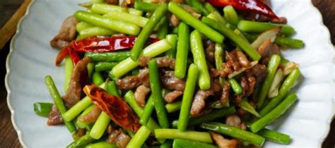 蒜苔炒肉孩子常吃有效预防感冒发烧的现象 东方养生频道 东方养生