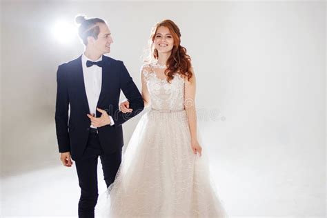 Positive Junge Paare Die Zusammen Lachen Und Tanzen Die Paare Im