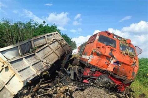 Sopir Truk Ini Ceroboh Di Pelintasan Kereta Api Begini Akibatnya