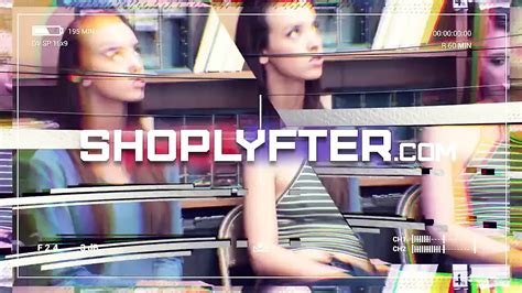 Süße Kleine Asiatische Mädchen Packen Ihre Männliche Sexpuppe Aus