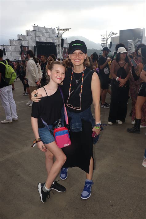 Fernanda Rodrigues Curte Rock In Rio Com A Filha E Impressiona Com