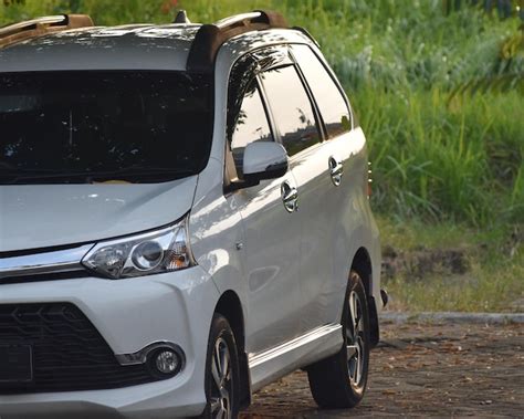 Premium Photo Front Perspective View Of A White Mpv Premium Photo Front Perspective View Of A White Mpv