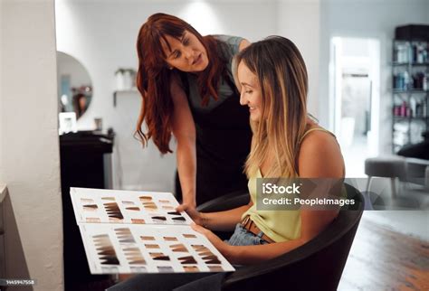 살롱 중소 기업 미용사 염색 머리 및 신뢰 조언 및 전문적인 치료를위한 고객과의 상담 염색 견본 포트폴리오 헤어스타일리스트 창업을 위해 고객과 상담하는 기업가 미장원에 대한