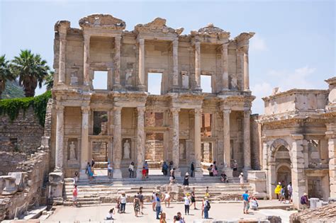 화창한 날 이즈미르에 에헤소고대 도시 오래된 유적에 있는 셀수스 도서관 터키의 유명한 랜드마크 Empire에 대한 스톡 사진 및 기타 이미지 Istock