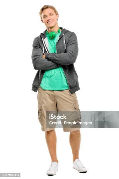 스튜디오에서 혼자 서서 팔을 접은 채 포즈를 취하는 잘생긴 청년의 전체 길이 샷 전신에 대한 스톡 사진 및 기타 이미지 전신 청년 남자 헤드폰 Istock