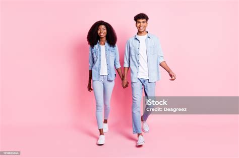 핑크 파스텔 컬러 배경에 손을 떼고 가는 매력적인 쾌활한 부부의 전체 길이 의 몸 크기 보기 2명에 대한 스톡 사진 및 기타 이미지 Istock