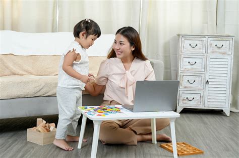 아름다운 아시아 교사가 유치원에 들어가기 전에 아이들을 가르칩니다 놀이를 통해 배우면서 교사와 상호 작용하는 유아 매력적인 교육 환경은 호기심 의사 소통 2 3 살에 대한