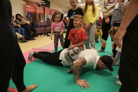 Зіркові гості та олімпійські чемпіони в Охматдиті влаштували сюрприз для дітей Новости