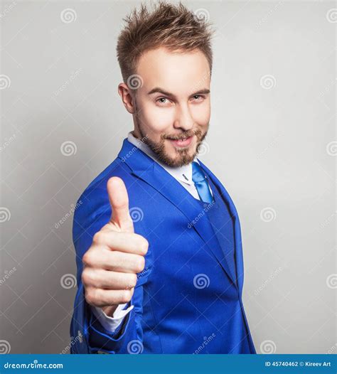 Элегантный And дружелюбный молодой красивый человек в костюме Портрет моды студии Стоковое Фото