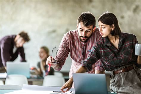캐주얼 사무실에서 계획을 작업하는 동안 두 명의 창의적인 동료가 협력합니다 검사 보기에 대한 스톡 사진 및 기타 이미지 검사 보기 계획 그래픽 디자이너 Istock