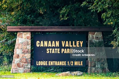 화려한 가을 시즌에 데이비스 웨스트 버지니아의 주립 공원에 있는 가나안 밸리 스키 리조트 및 컨퍼런스 센터의 도로에 서명 가나안 계곡에 대한 스톡 사진 및 기타 이미지