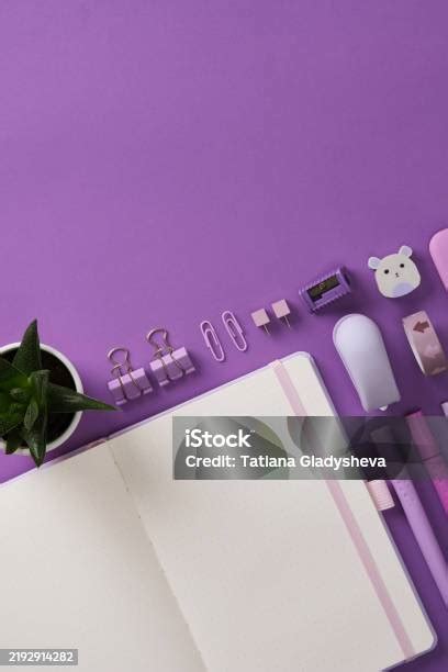 열린 메모장과 편지지 펠트 펜 스테이플러 눈금자 지우개 핀 자주색 테마의 종이 클립과 세로 배너 텍스트를 위한 공간 0명에 대한 스톡 사진 및 기타 이미지 Istock