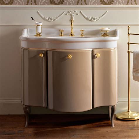 Kast Met Twee Deuren En Glanzend Gelakte Mand Met Keramische Wastafel