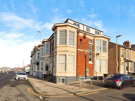 Dickson Road Blackpool Lancashire Fy1 2 Bed Apartment £55000