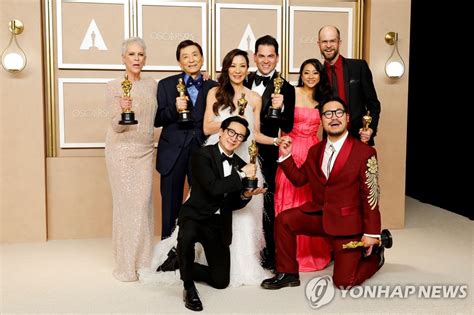 오스카 7개 부문 상 받고 기뻐하는 에브리씽 제작진·배우들 연합뉴스