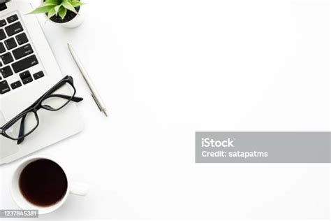 노트북 컴퓨터 커피 한 잔 및 용품이있는 흰색 최소한의 사무실 책상 테이블 복사 공간이있는 상단보기 평평한 평신도 0명에 대한 스톡 사진 및 기타 이미지 Istock