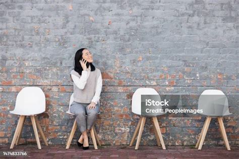 전화 통화 대기열 및 의자에 일본에서 온 여성 채용 및 인터뷰에서 미소로 고용 의자 벽 스마트폰에 앉아 웃으며 사람들을 위한 기회에 대해 이야기하는 행복한 사람 25 29