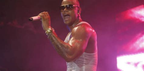 Pegou Ar L O Santana Se Irrita Durante Show E Chama Rapaz Para Briga Veja V Deo Madre Sem