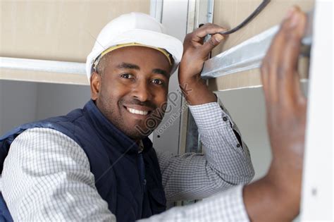 전기 패널 보드 사진을 검사하는 전기 기술자 사진 무료 다운로드 Lovepik