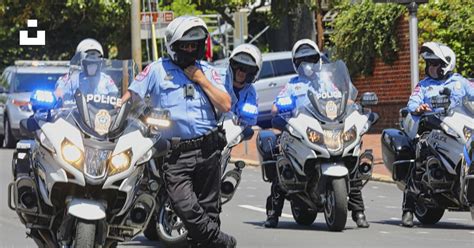 낮 동안 오토바이를 타는 파란색과 흰색 오토바이 정장을 입은 남자 사진 Unsplash의 무료 경찰 이미지