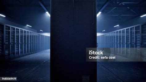 다크 웹 개념 데이터 센터 및 서버 룸에서 완벽하게 작동하는 서버 랙의 여러 행을 촬영합니다 컴퓨터 네트워크 보안 개념 0명에