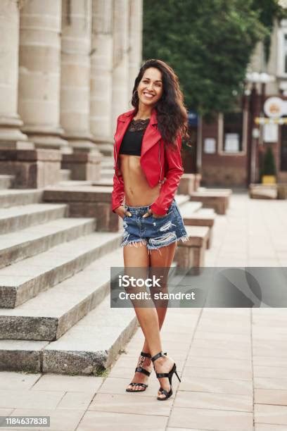 유행 소녀입니다 곱슬 검은 머리를 가진 아름다운 여자는 낮에 도시에서 좋은 시간을 가지고 갈색 머리에 대한 스톡 사진 및 기타 이미지 갈색 머리 젊은 여자 거리