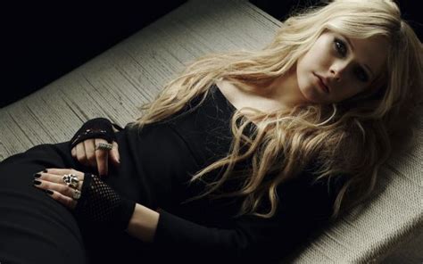 배경 화면 여자들 초상화 금발의 긴 머리 안경 뷰어를보고 페인트 손톱 사진술 명성 가수 목걸이 드레스 흑발 에이브릴 라빈 유행 사람 피부