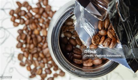 전기 커피 그라인더를 배경으로 한 커피 원두 한 봉지와 테이블 위의 흐릿한 커피 원두 한 줌 0명에 대한 스톡 사진 및 기타 이미지 Istock