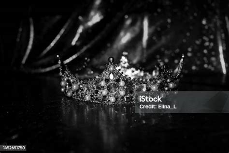 반짝이는 배경에 귀중한 보석이 있는 빈티지 왕실 왕관 흑백 0명에 대한 스톡 사진 및 기타 이미지 0명 개념 고대의 Istock