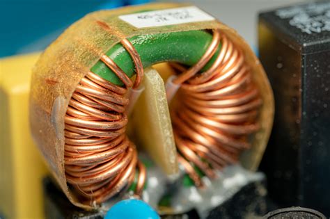 Kumparan Transformer Daya Besar Pada Pcb Foto Stok Unduh Gambar Sekarang Spiral Pola