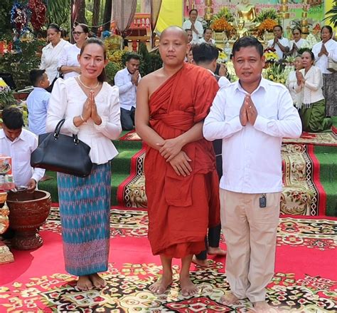 ប្រធានមន្ទីរធម្មការនិងសាសនាខេត្តស្វាយរៀង ចូលរួមពិធីបុណ្យពិសាខបូជា នៅវត្តព្រៃឆ្លាក់ក្រុងស្វាយរៀង