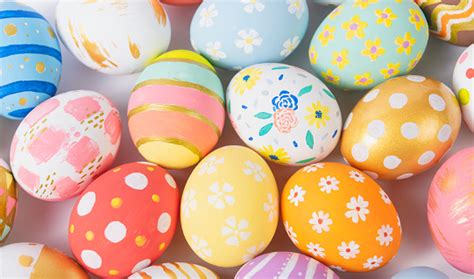 행복한 부활절 부활절 달걀 배경의 컬러풀 부활절 축하 시간을위한 인사와 선물 플랫 레이 평면도 4월에 대한 스톡 사진 및 기타 이미지 Istock