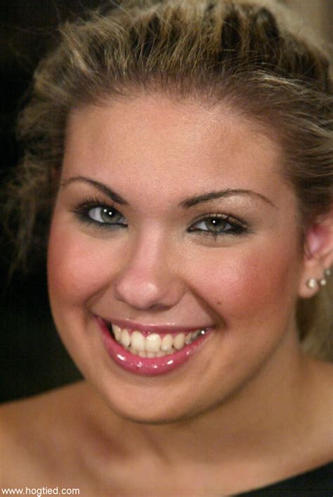 Симпатичная блондинка с пирсингом Обри Аддамс связана с кляпом во рту и игрушками