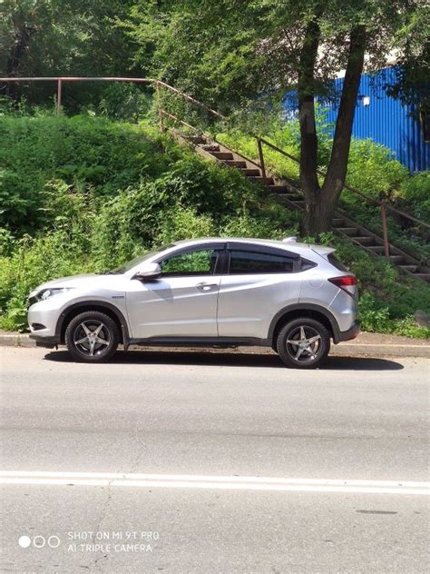 Хонда Везел 2014 во Владивостоке 2 собственник 2 года владею авто кузов с жизненными коцками