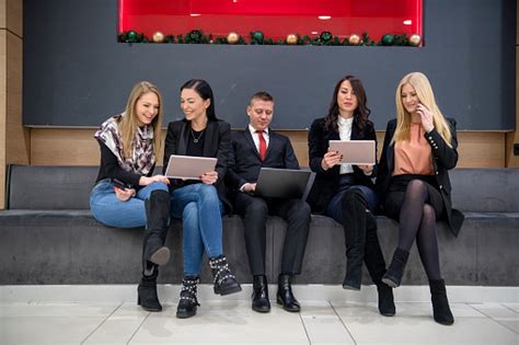 기업 들 모바일 기술을 사용 하 여 태블릿 노트북 및 컴퓨터 현대 사무실에서 작업 또는 소셜 네트워크에 대 한 사람들이 비즈니스