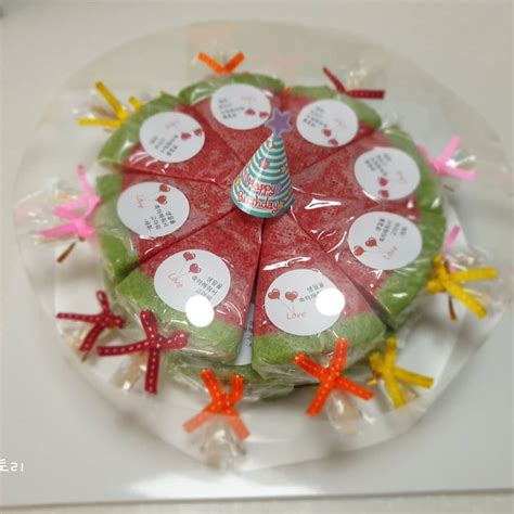 달콤스토리 생일케이크와 생일답례로 나간 수박설기 여름에 맞게 수박모양에 은근 수박향이 나는 쫄깃한수박 Facebook