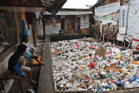 Poverty Figures In Indonesia Fall Antara Foto