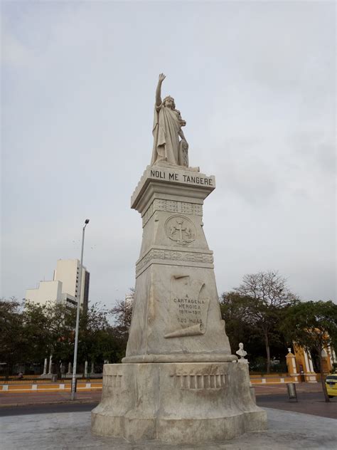 무료 이미지 콜롬비아 하늘 구름 동상 나무 조각 미술 세례반 가로등 인공물 시티 콘크리트 역사적 장소 국가의 역사적인 명소 받침대 국가 기념물