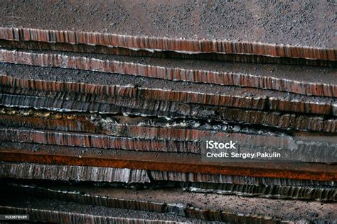 판금 컷의 클로즈업 건설을위한 철분 금속 야금 산업의 원료 0명에 대한 스톡 사진 및 기타 이미지 0명 갈색 강철 Istock