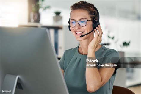 행복 콜센터 및 컴퓨터 책상에서 여성과 헤드폰 고객 지원 또는 텔레 마케팅 회사의 판매 성숙한 에이전트 또는 컨설턴트 사무실 및 작업 커뮤니케이션 및 고객 서비스 콜 센터에