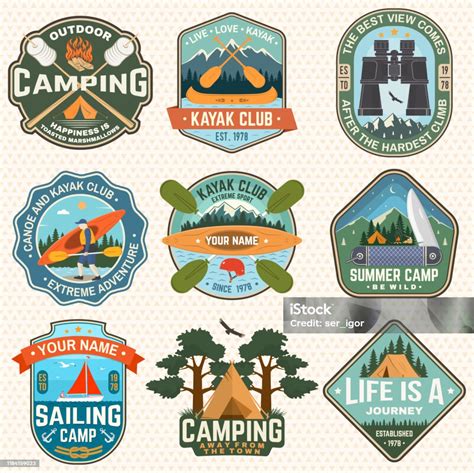 여름 캠프 배지 패치 세트 벡터 그림입니다 셔츠 나 프린트 스탬프 패치에 대 한 개념 캠핑 텐트 캠프 파이어 나이프 쌍안경 카누 또는 카약과 숲 실루엣으로 디자인 로고에