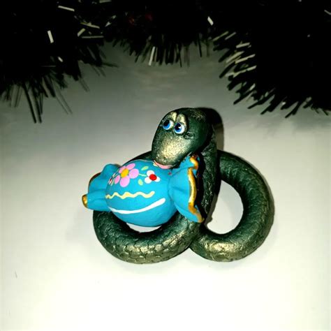 Статуетка змія з цукеркою символ 2025 року ручна работа новорічний подарунок подарунок — ціна