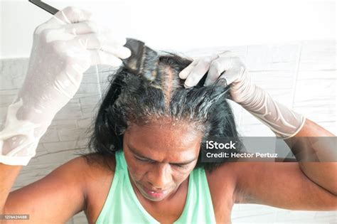 그녀의 손에 브러시를 가진 아프리카 계 미국인 여성은 그녀의 머리에 자연 마스크를 적용 건강과 아름다움 55 59세에 대한 스톡 사진 및 기타 이미지 Istock